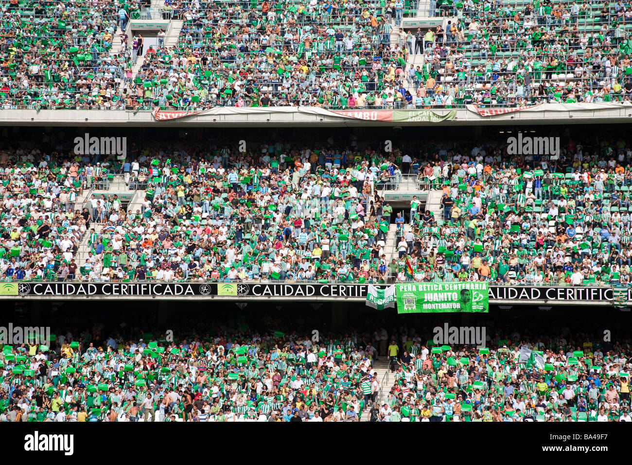Crowded stadium hi-res stock photography and images - Alamy