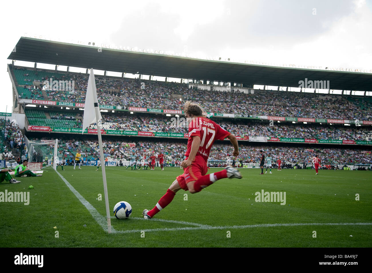 Diego Capel (Sevilla FC) performing a corner kick Stock Photo - Alamy