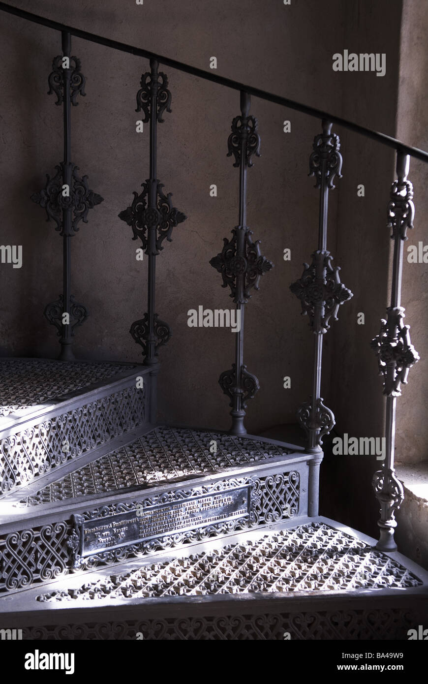 Helix-stairway hand-rail wall builds wall-niche handrail hand-rails ...