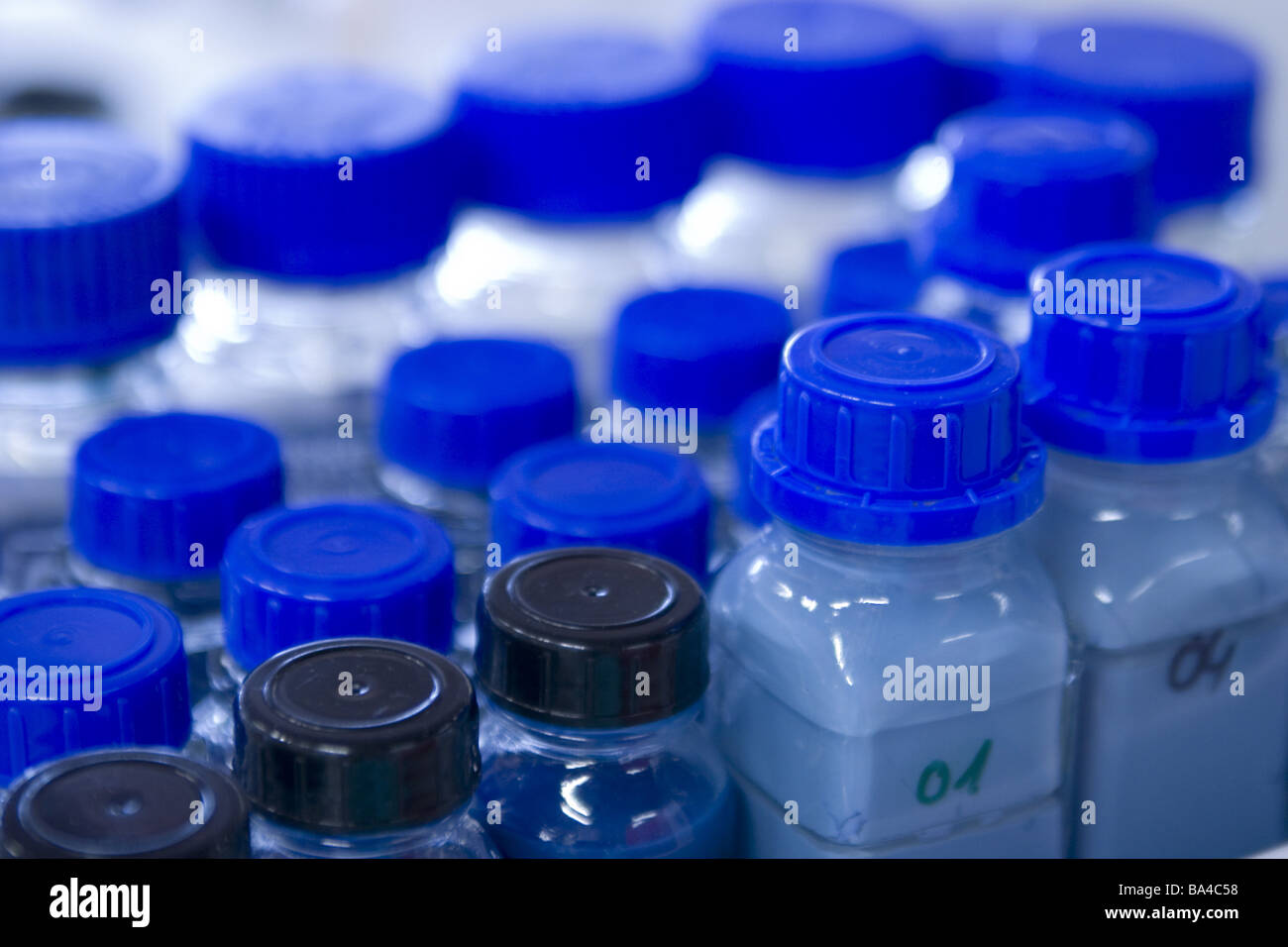Laboratory glass-bottles Schraubdeckel storage reagents detail ...