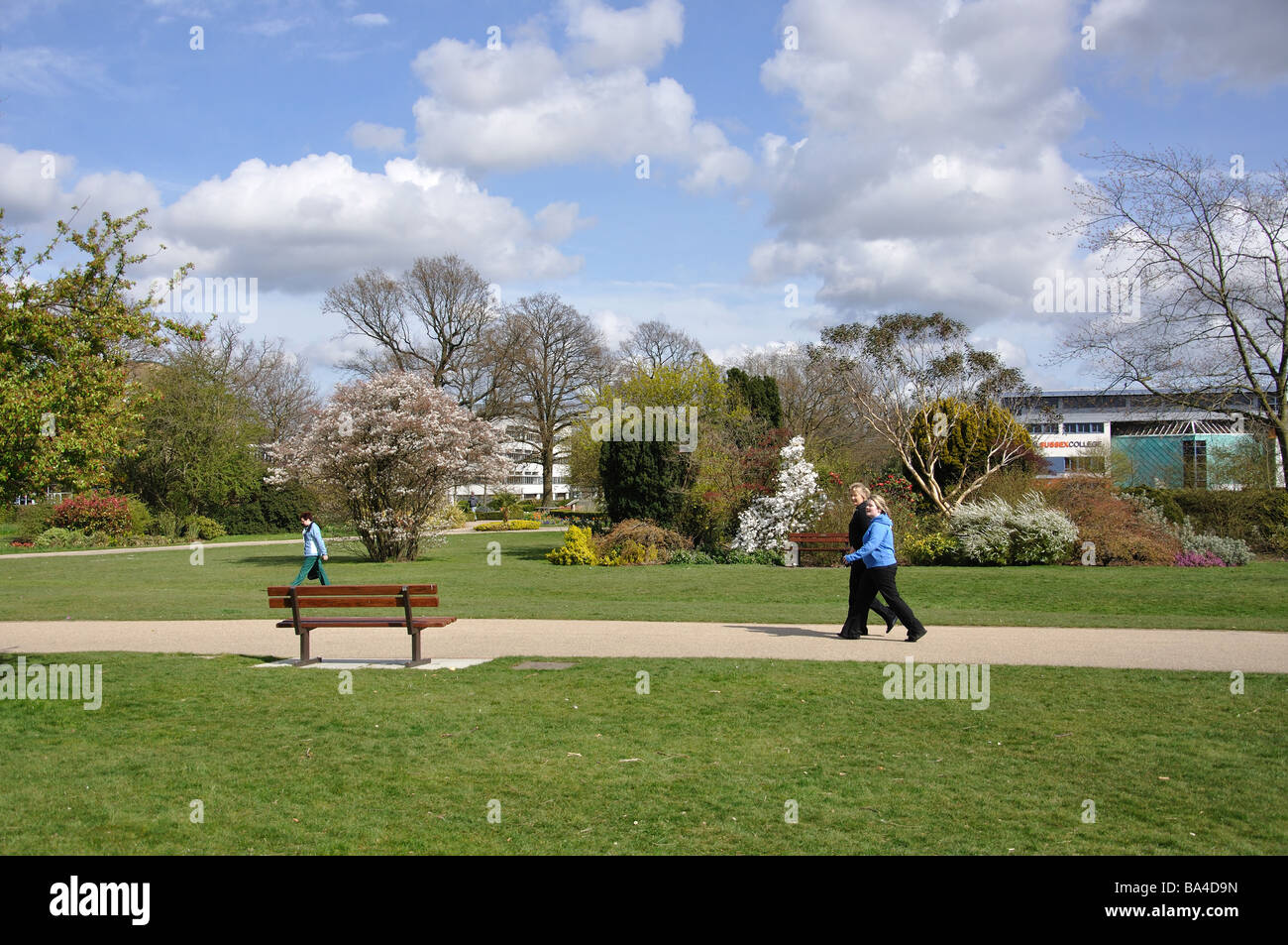Memorial benches hi-res stock photography and images - Alamy