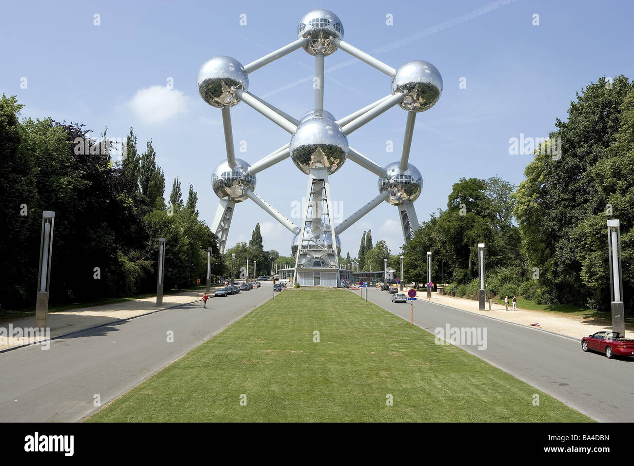 Atomium sculpture iron molecule 1958 hi-res stock photography and ...