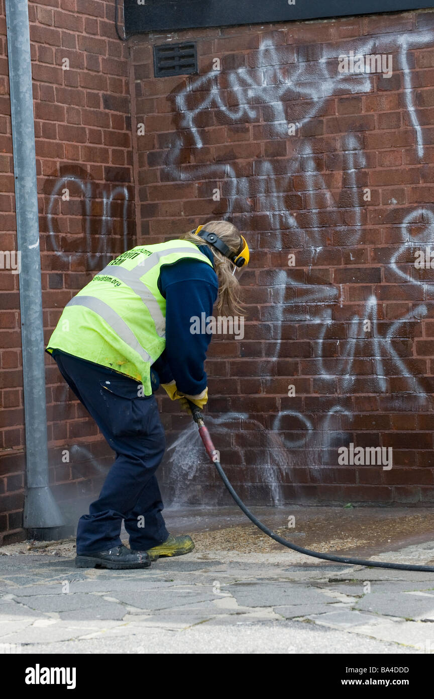 Graffiti vandalism cleaning hi-res stock photography and images - Alamy