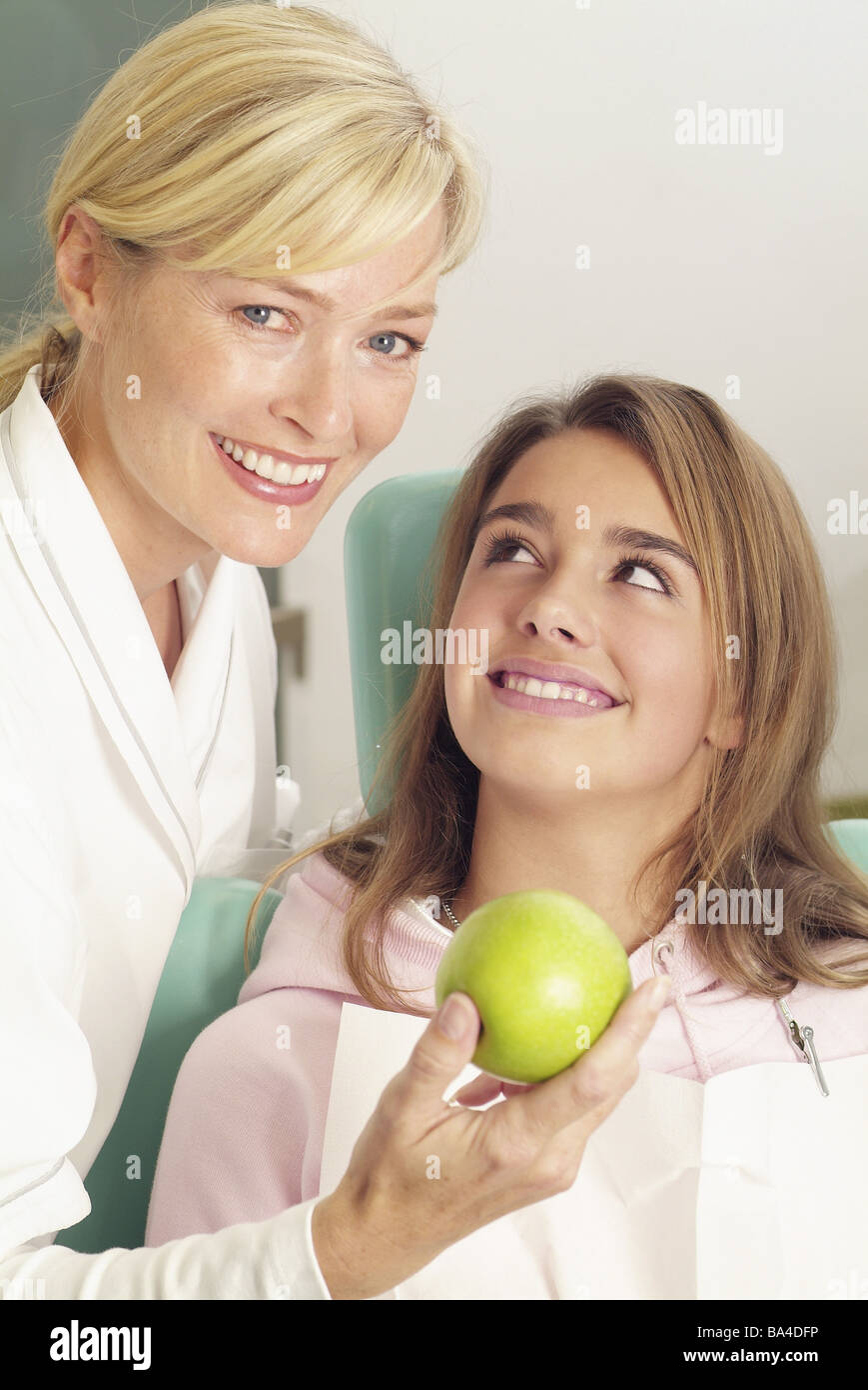 Dentists explanation hi-res stock photography and images - Alamy