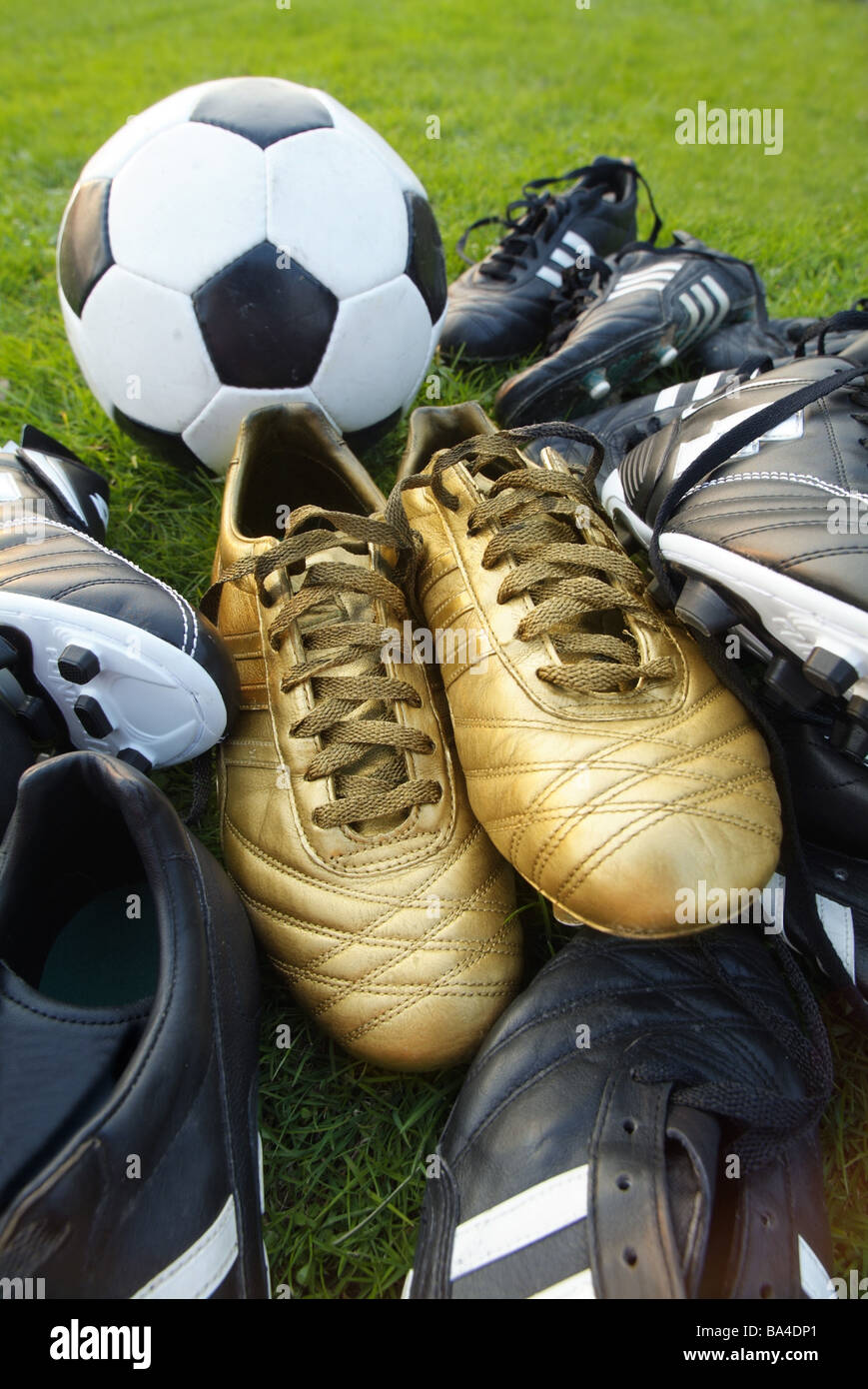 Pile of soccer balls hi-res stock photography and images - Alamy