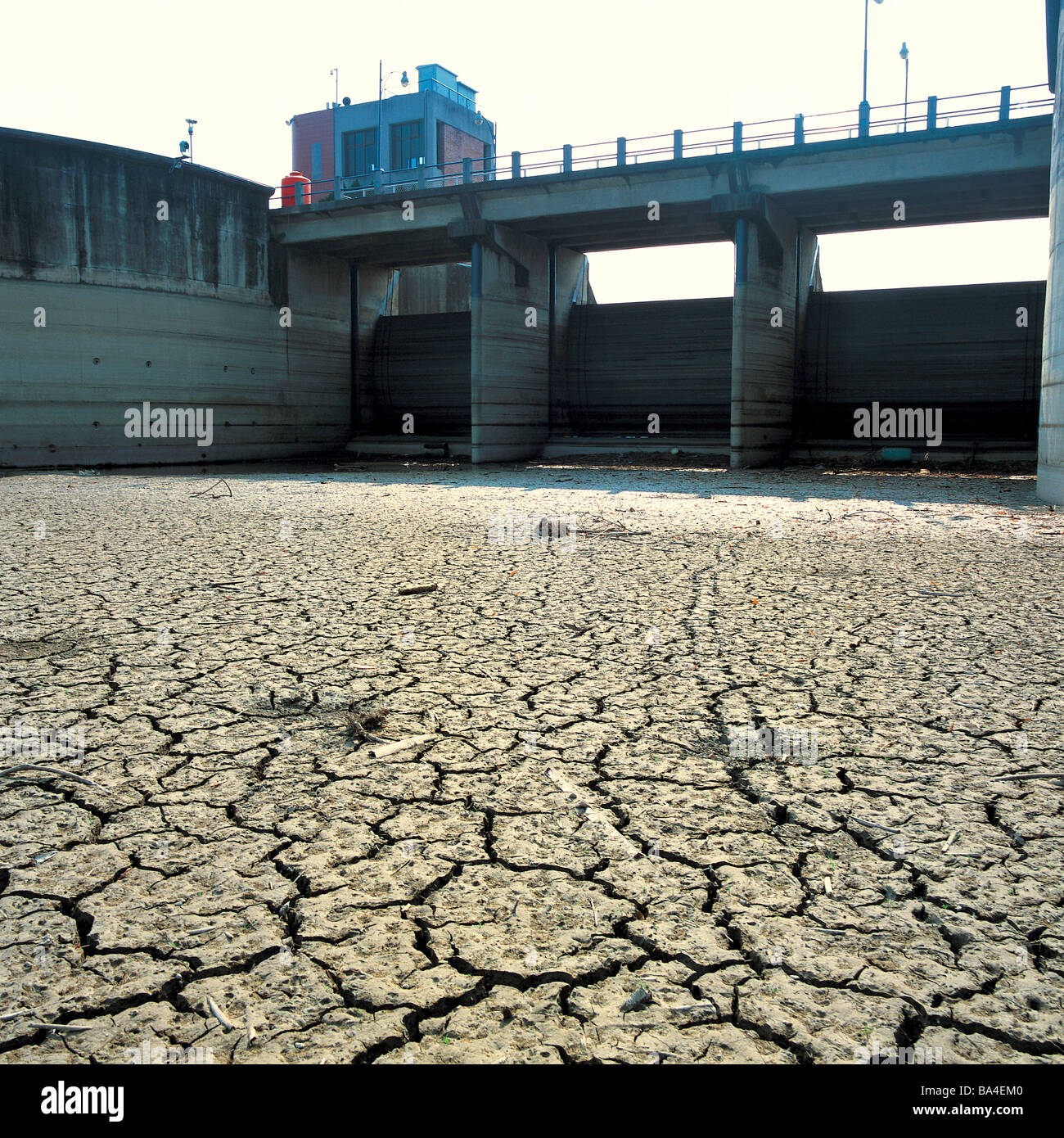 View dry reservoir bed hi-res stock photography and images - Alamy
