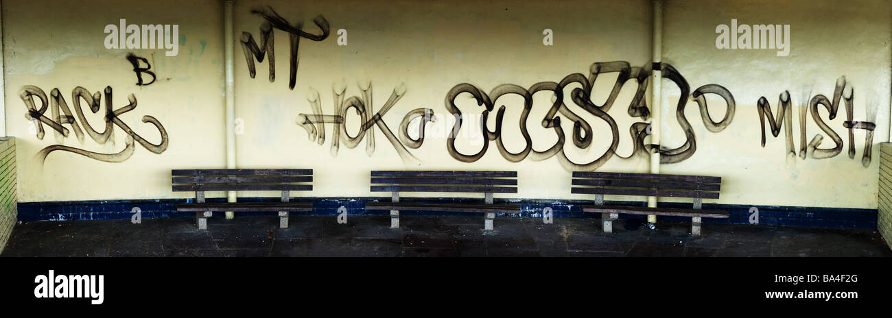 Graffiti bench hi-res stock photography and images - Alamy