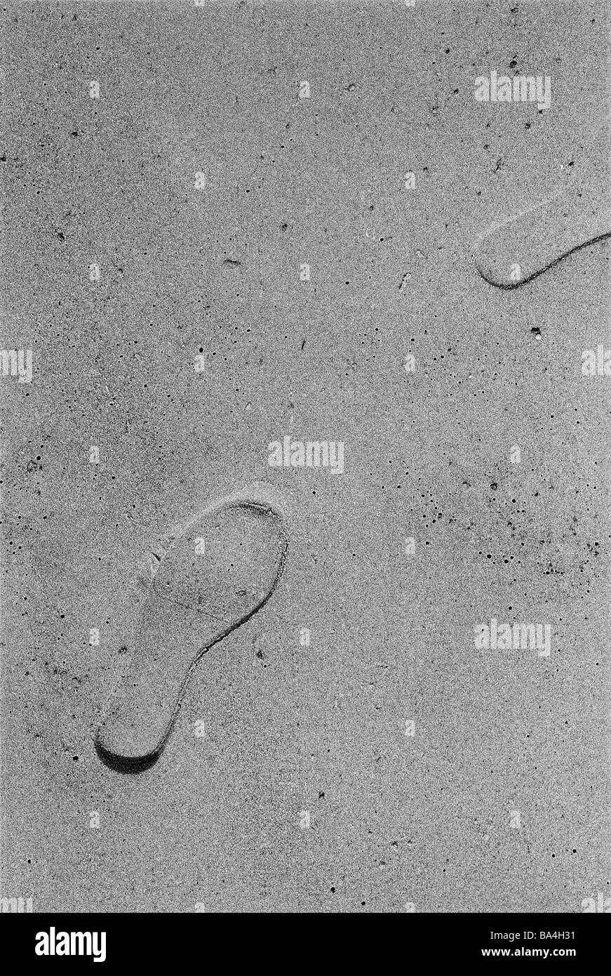 Beach close-up sand wet shoe-marks s/w coast shores Meeresstrand sandy ...