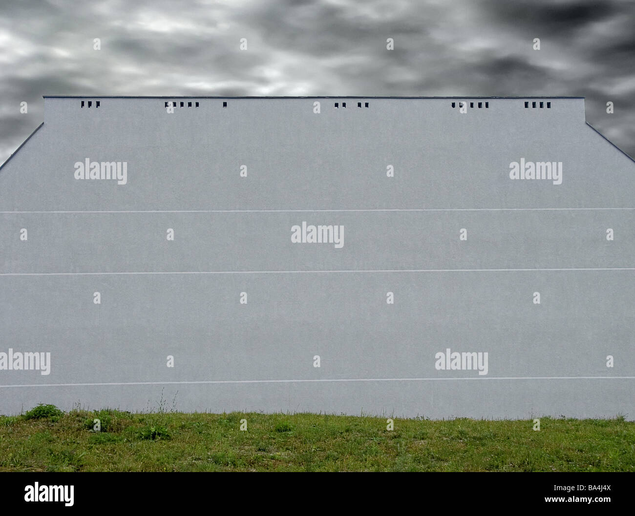 Windowless wall hi-res stock photography and images - Alamy
