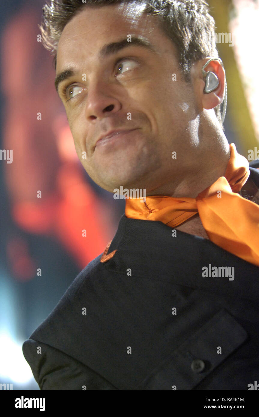 Robbie Williams in concert; Roundhay Park, Leeds Stock Photo - Alamy