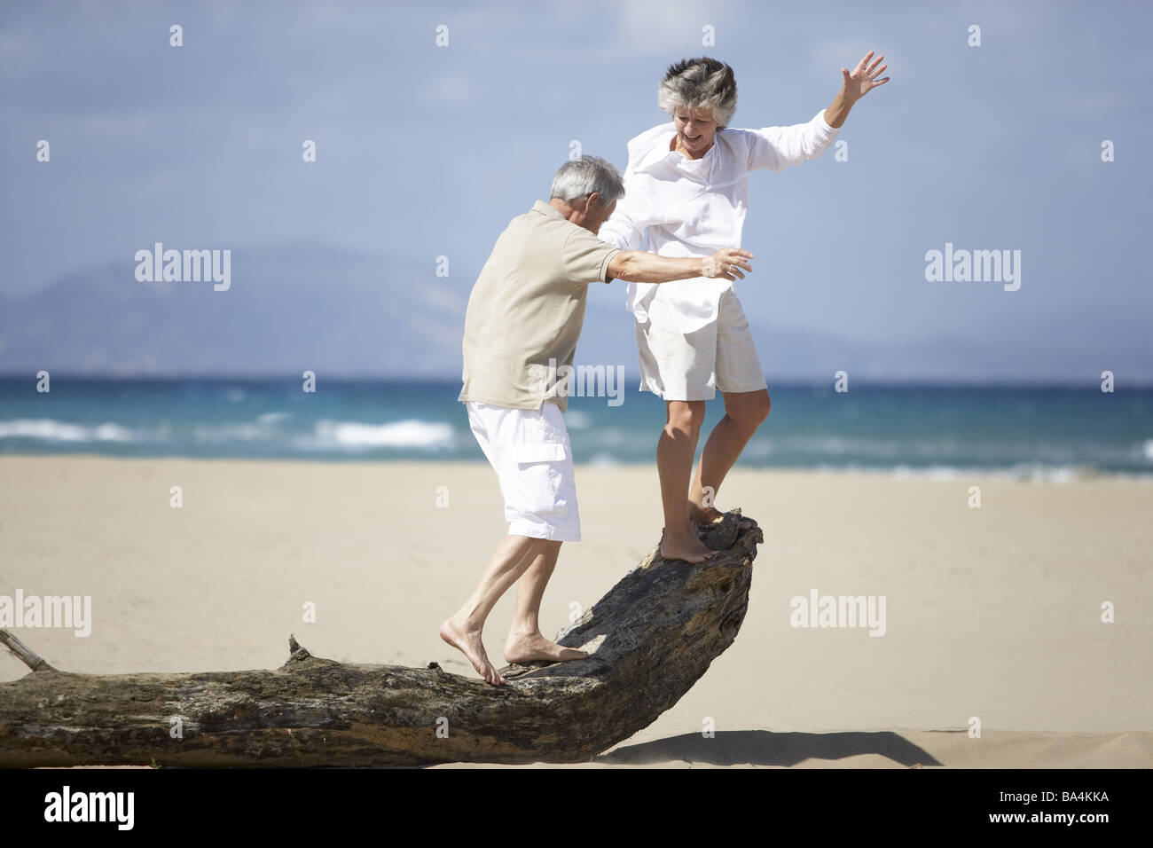 Beach senior-pair log stands cheerfully omitted series people seniors ...