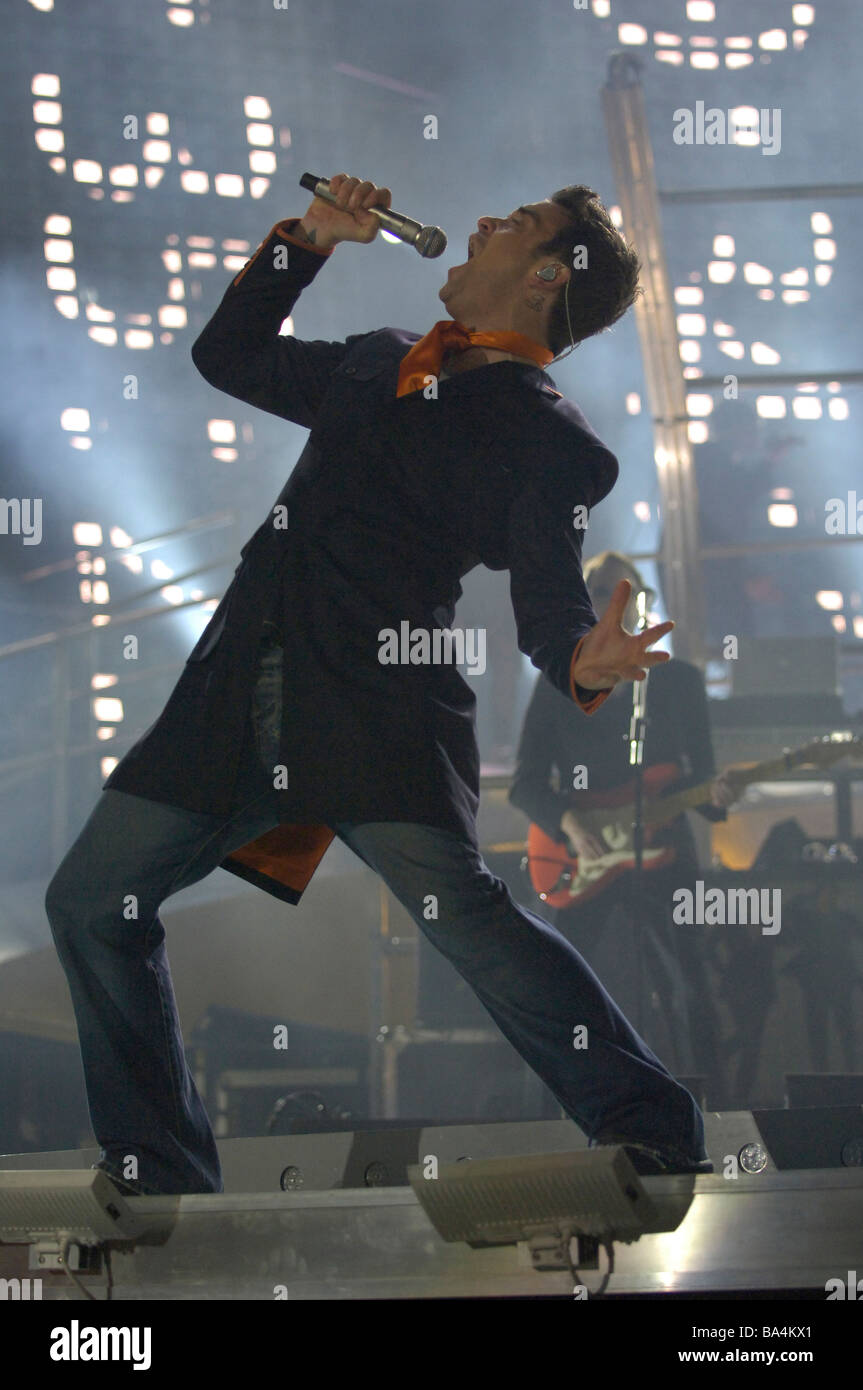 Robbie Williams in concert; Roundhay Park, Leeds Stock Photo - Alamy