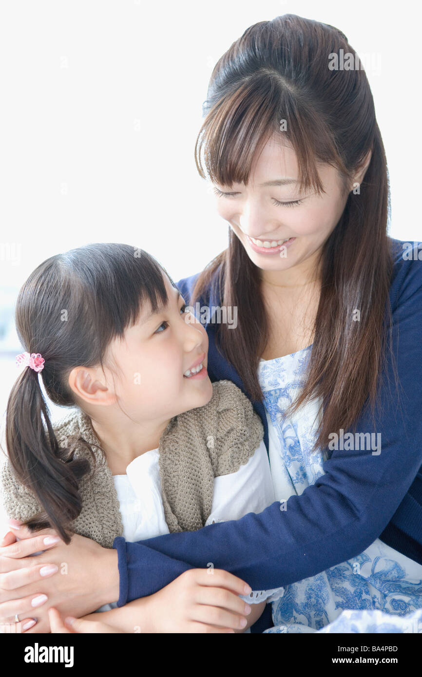 Japanese mother daughter hugging hi-res stock photography and images - Alamy