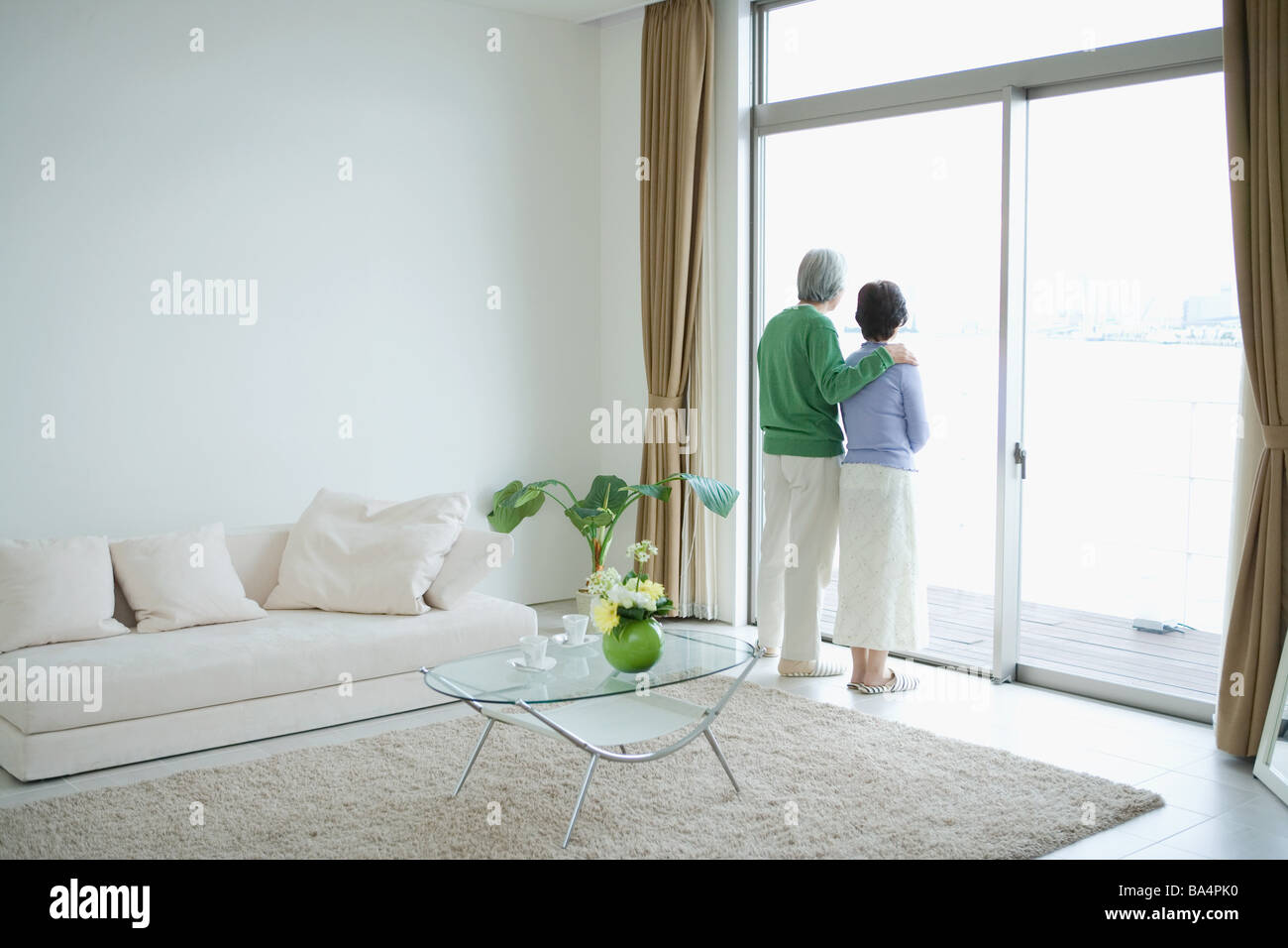 Standing back view couple hi-res stock photography and images - Alamy