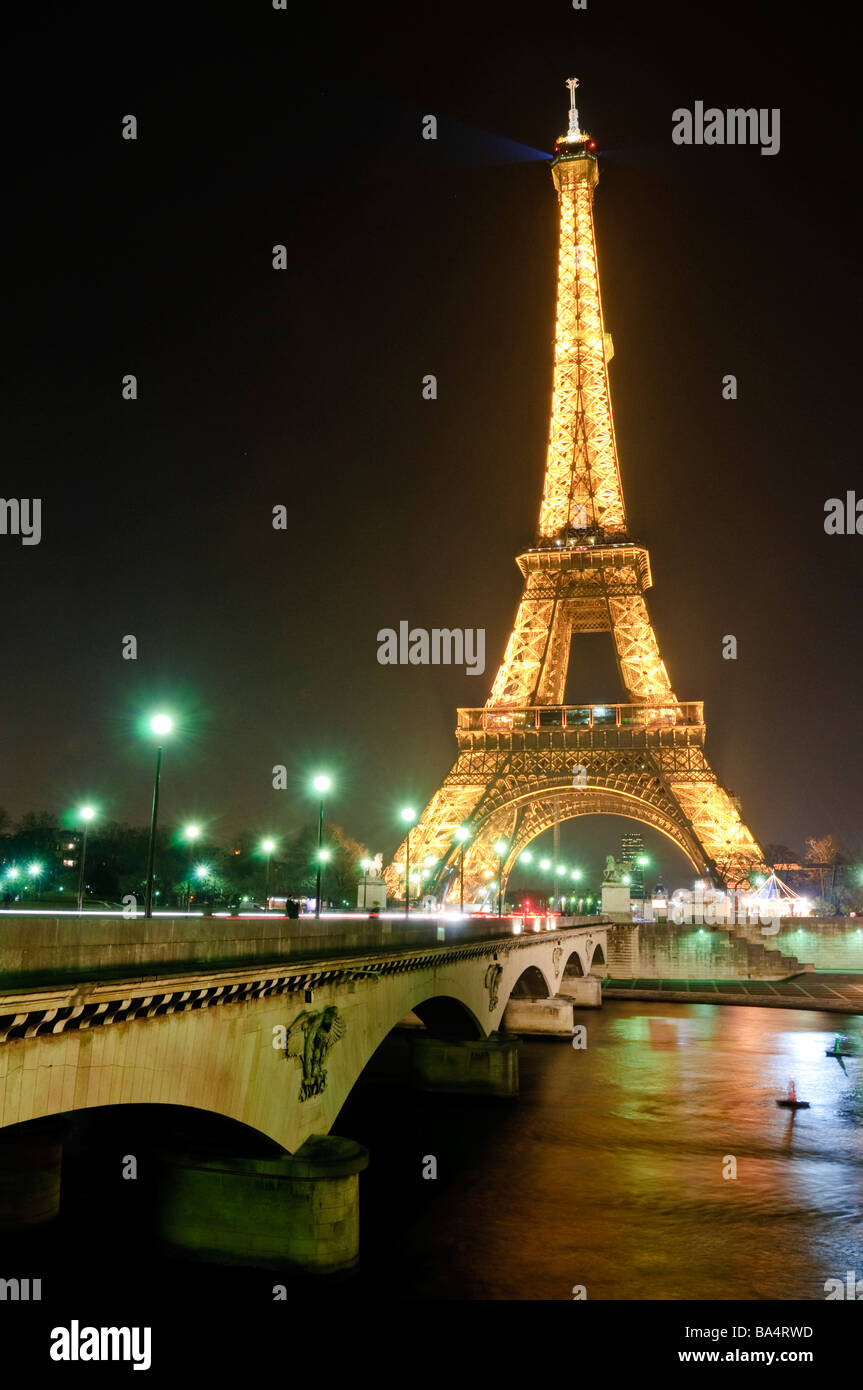 Eiffel tower sparkling hi-res stock photography and images - Alamy