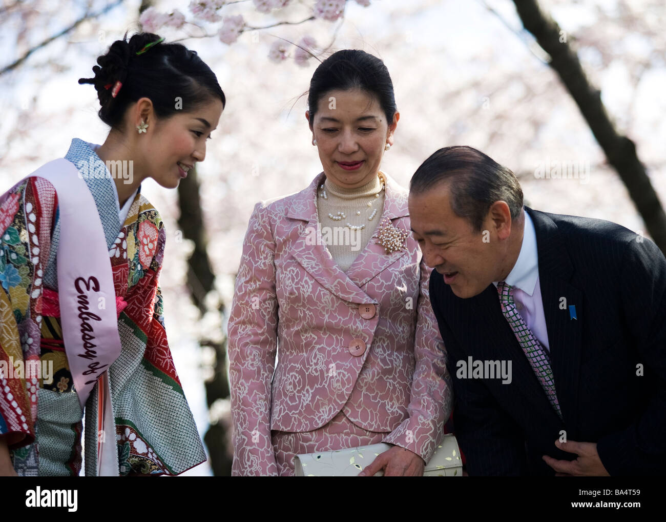 Japanese bowing hi-res stock photography and images - Alamy