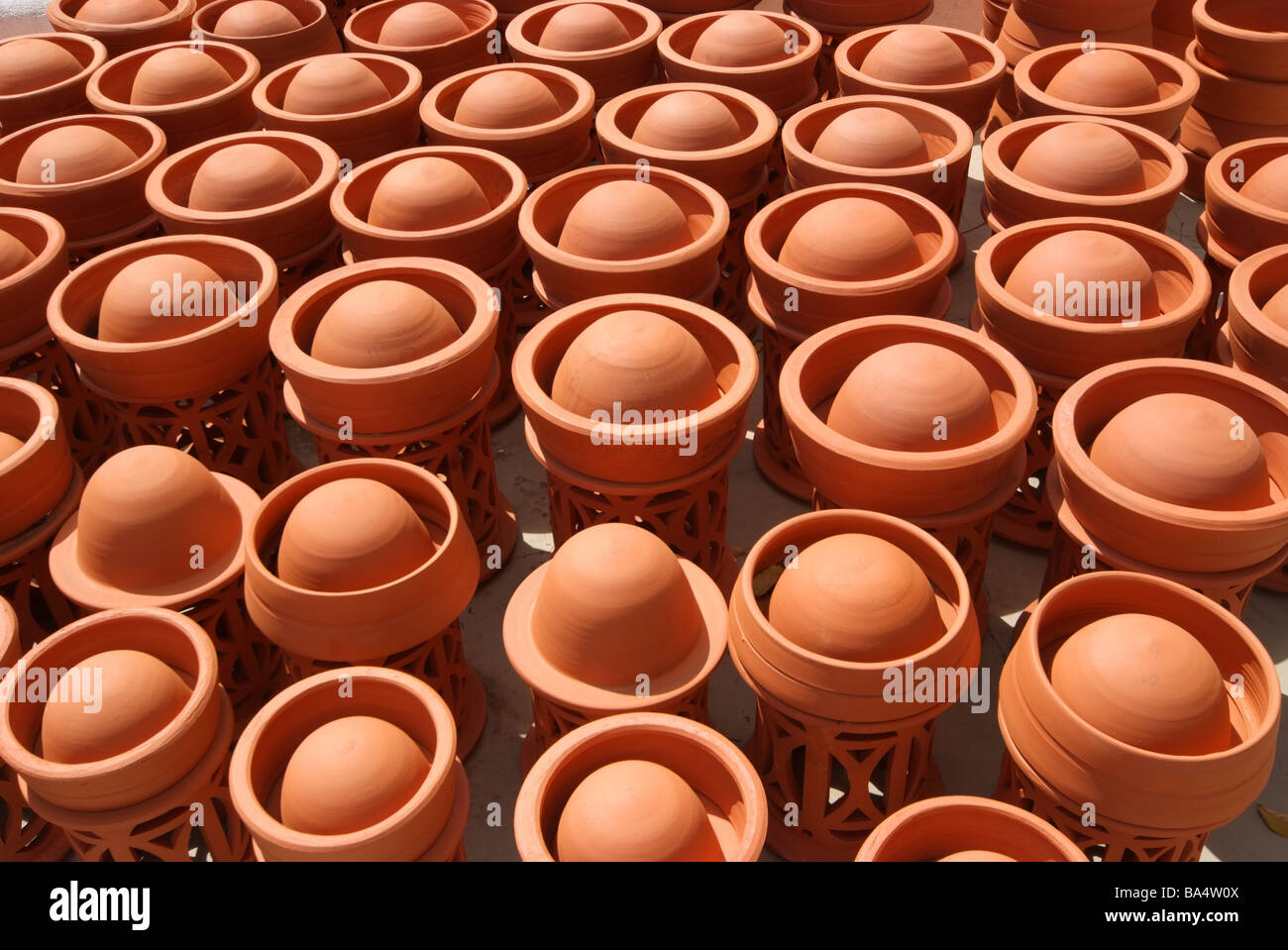 Terracotta pottery algarve portugal hi-res stock photography and images ...