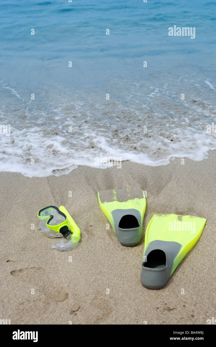 Flipper scuba mask and norkel on the beach Stock Photo - Alamy