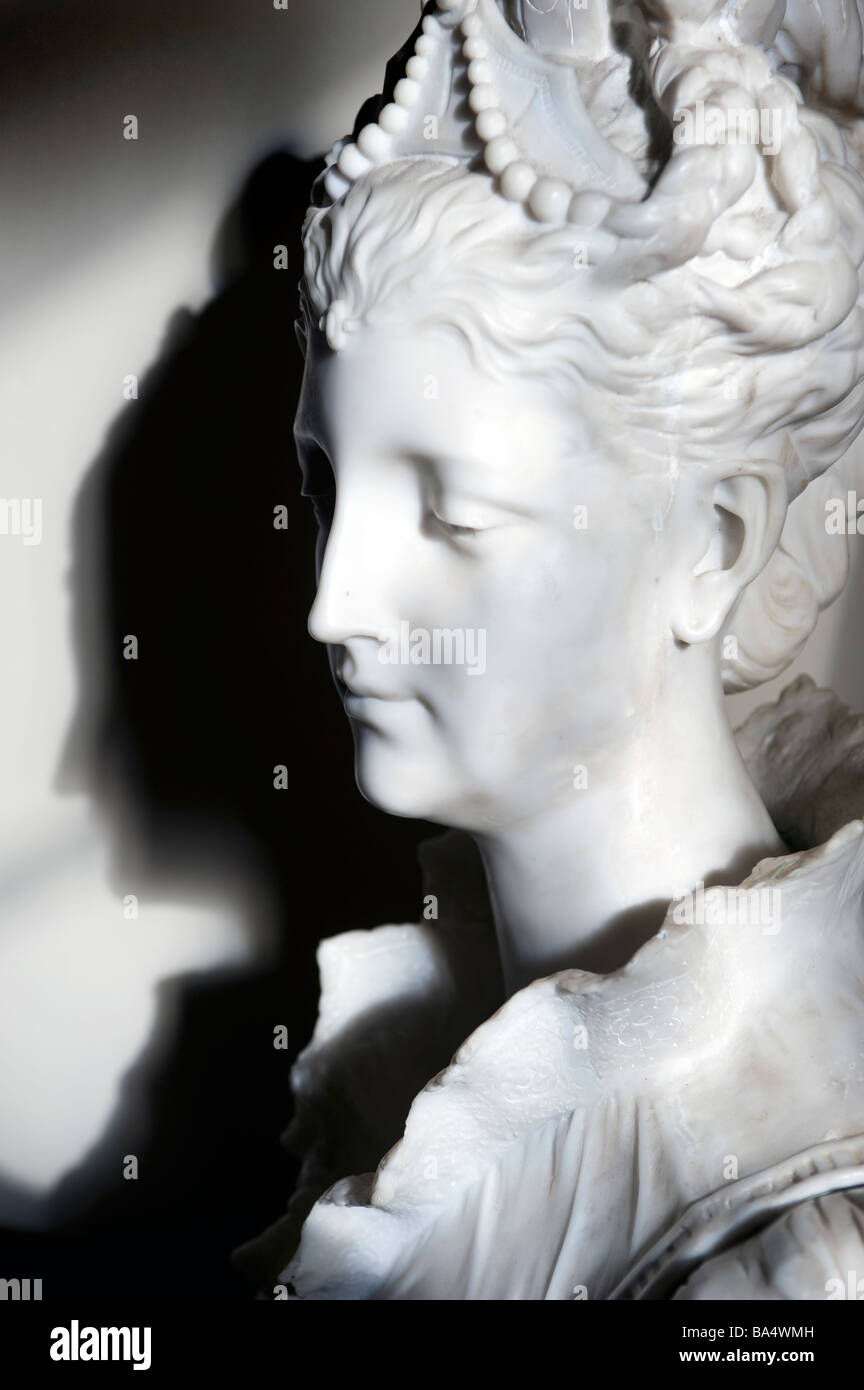 Statue cover hi-res stock photography and images - Alamy