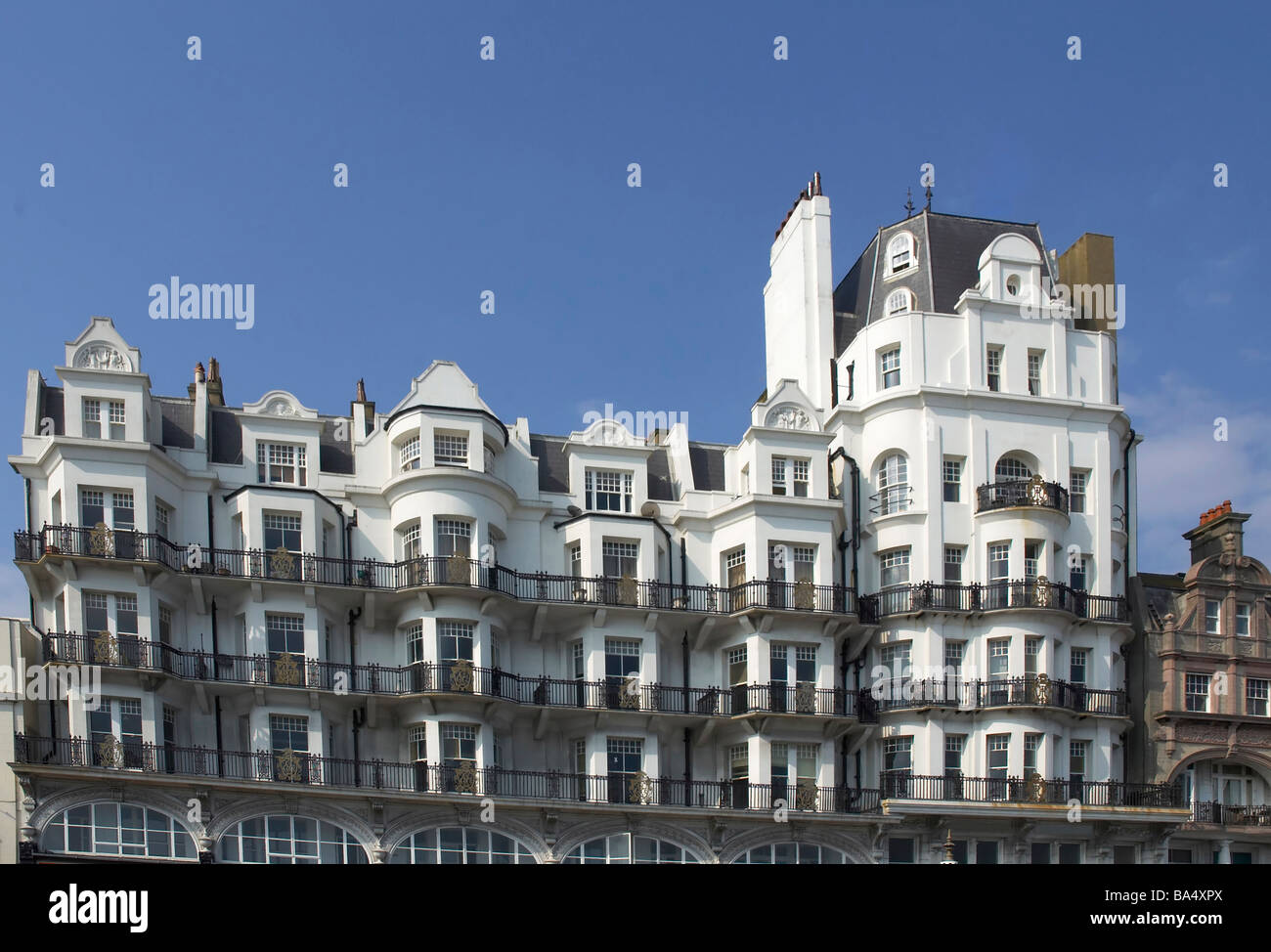 White victorian building hi-res stock photography and images - Alamy