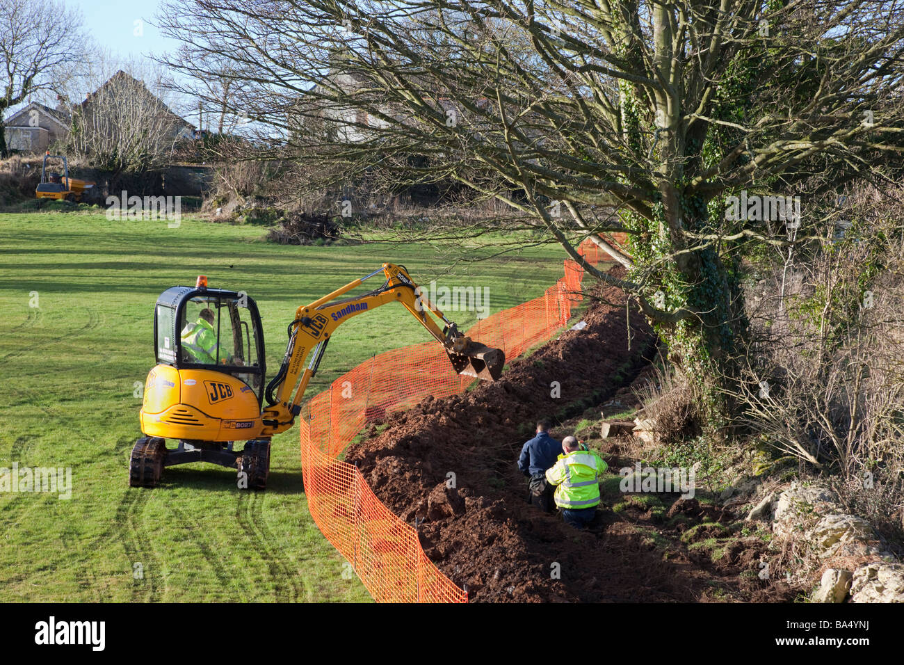 Men digging ditch hi-res stock photography and images - Alamy
