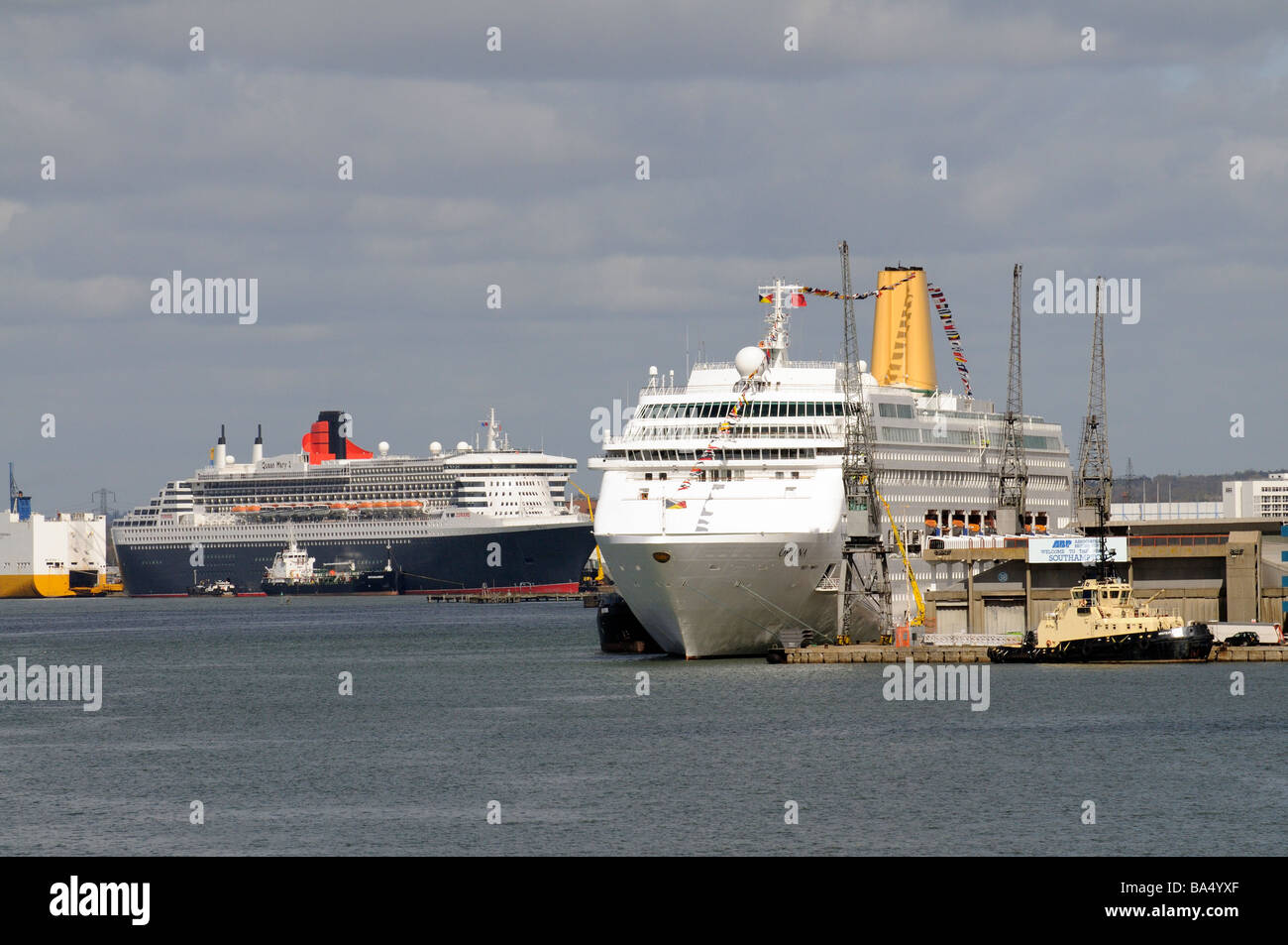 Big ships alongside hi-res stock photography and images - Alamy