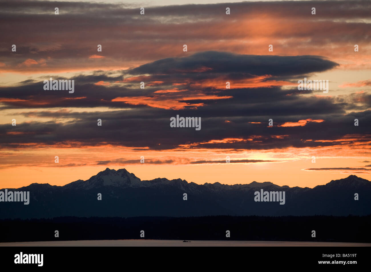 Olympic mountains from seattle hi-res stock photography and images - Alamy