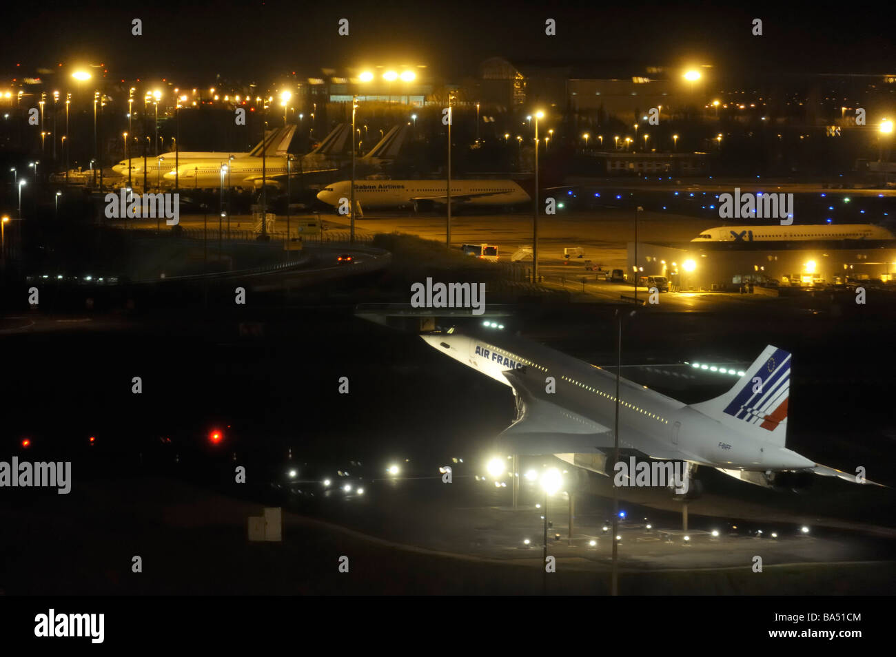 Tarmac charles de gaulle airport hi-res stock photography and images ...
