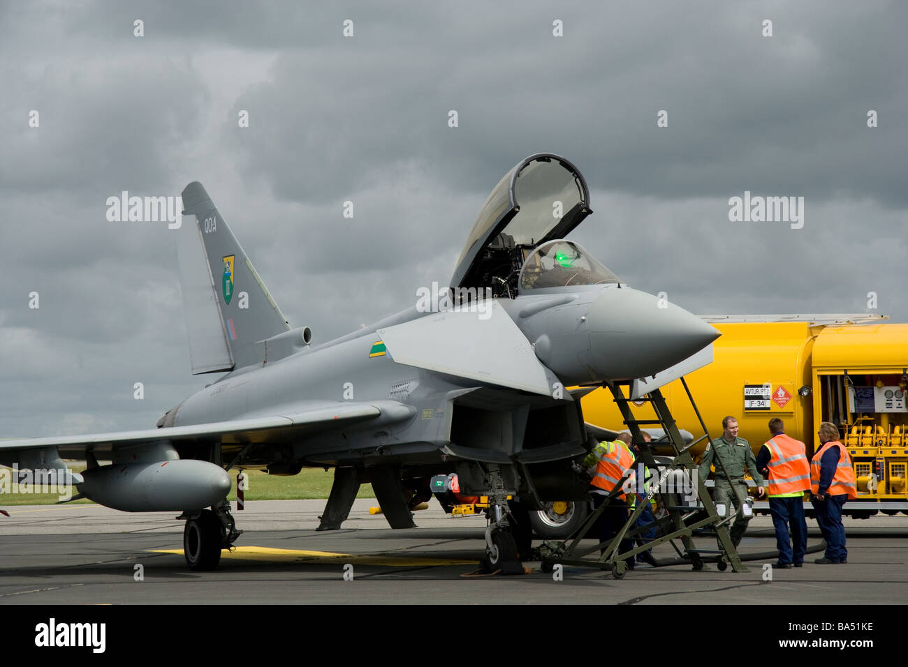 RAF Typhoon refueling Stock Photo - Alamy