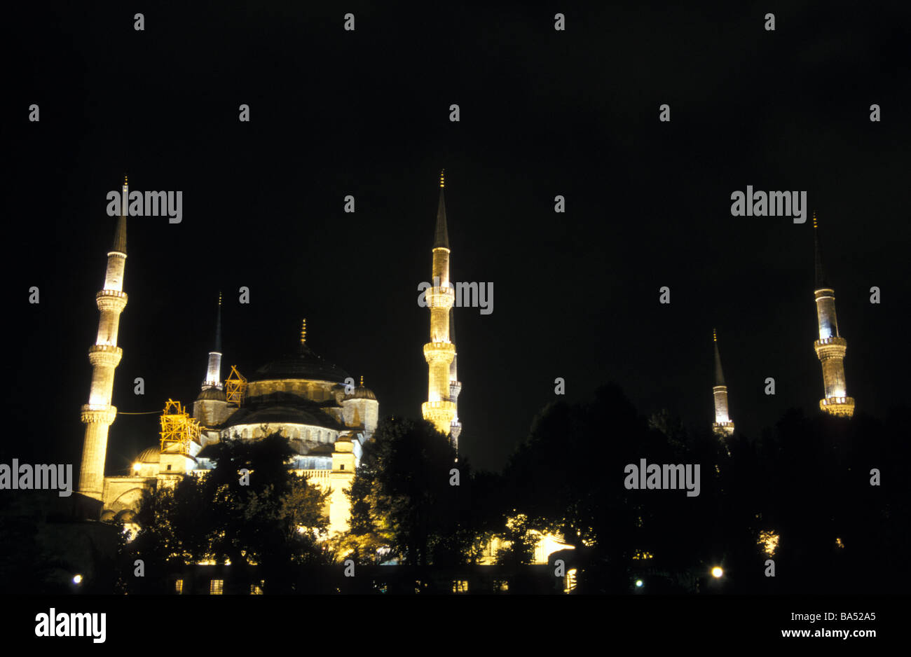 Blue mosque floodlit night istanbul hi-res stock photography and images ...