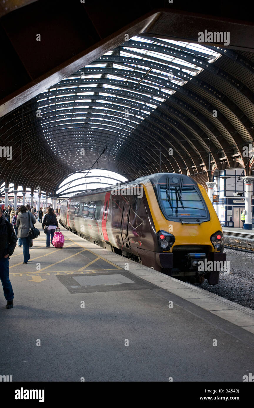 York railway station platform roof hi-res stock photography and images ...