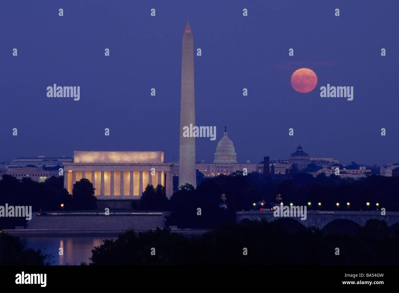 Washington monument moonrise hi-res stock photography and images - Alamy