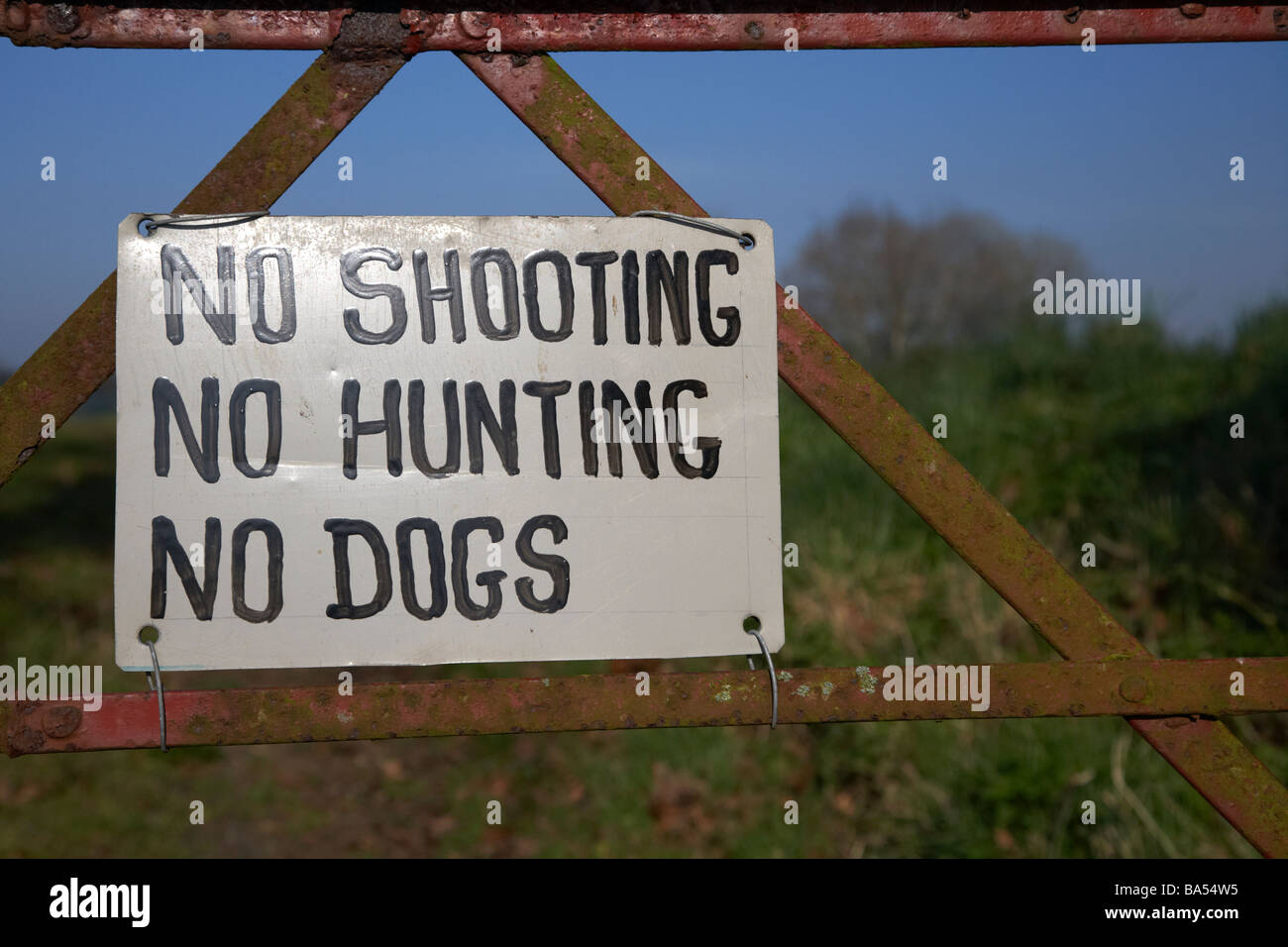 Shooting hunting prohibited sign hi-res stock photography and images ...