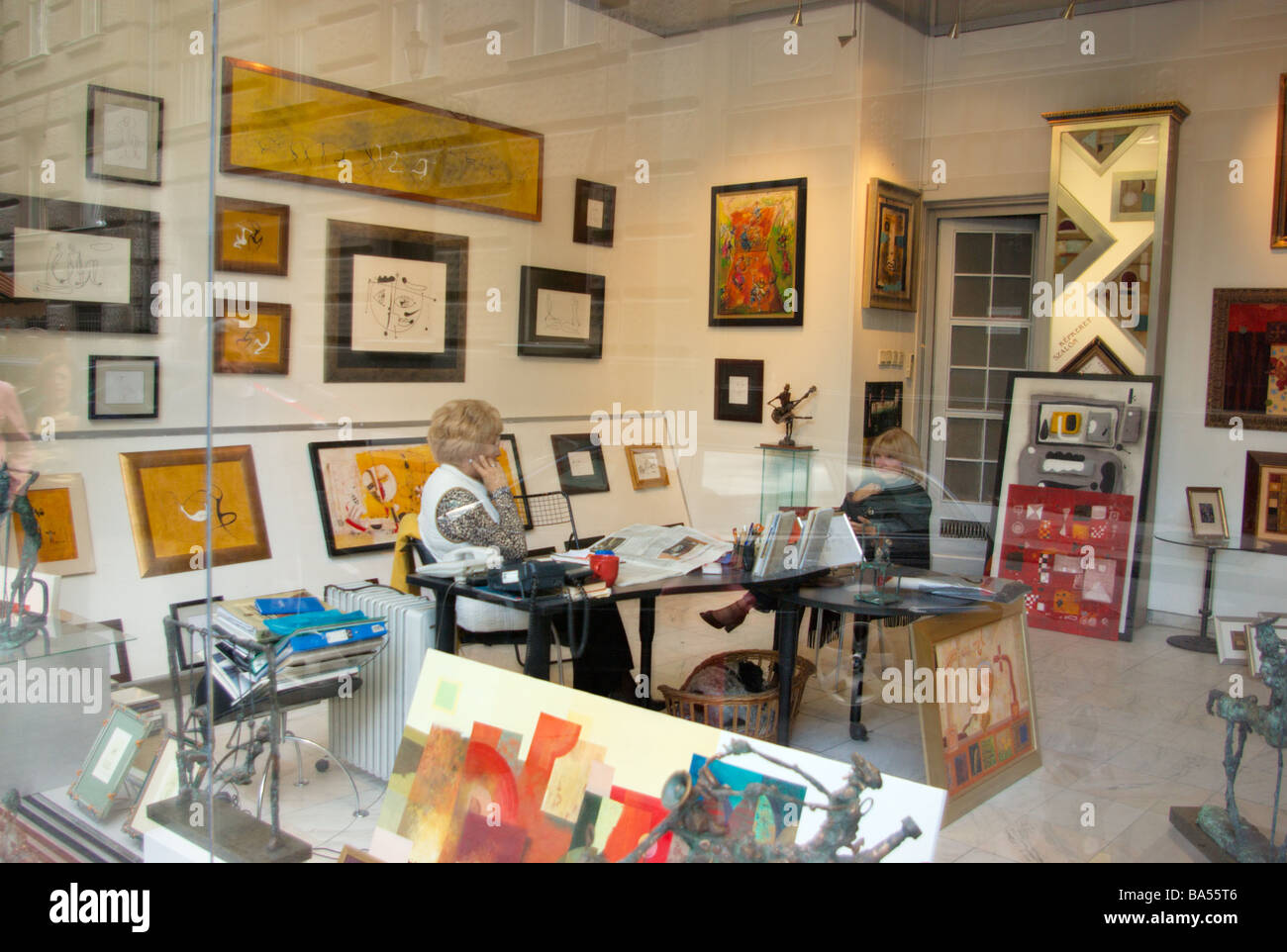Art gallery interior Stock Photo - Alamy
