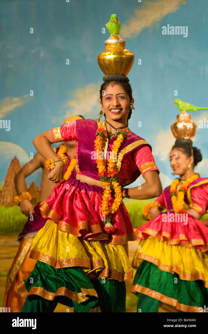 Traditional indian dancers, Khajuraho, Madhya Pradesh, Northern India ...
