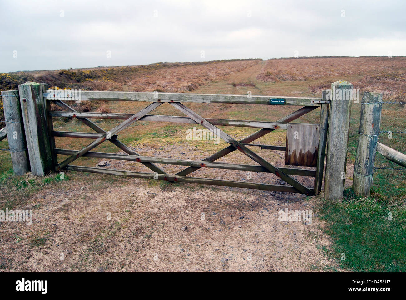 Wooden bar gate between two empty fields Kynance Cove Stock Photo - Alamy