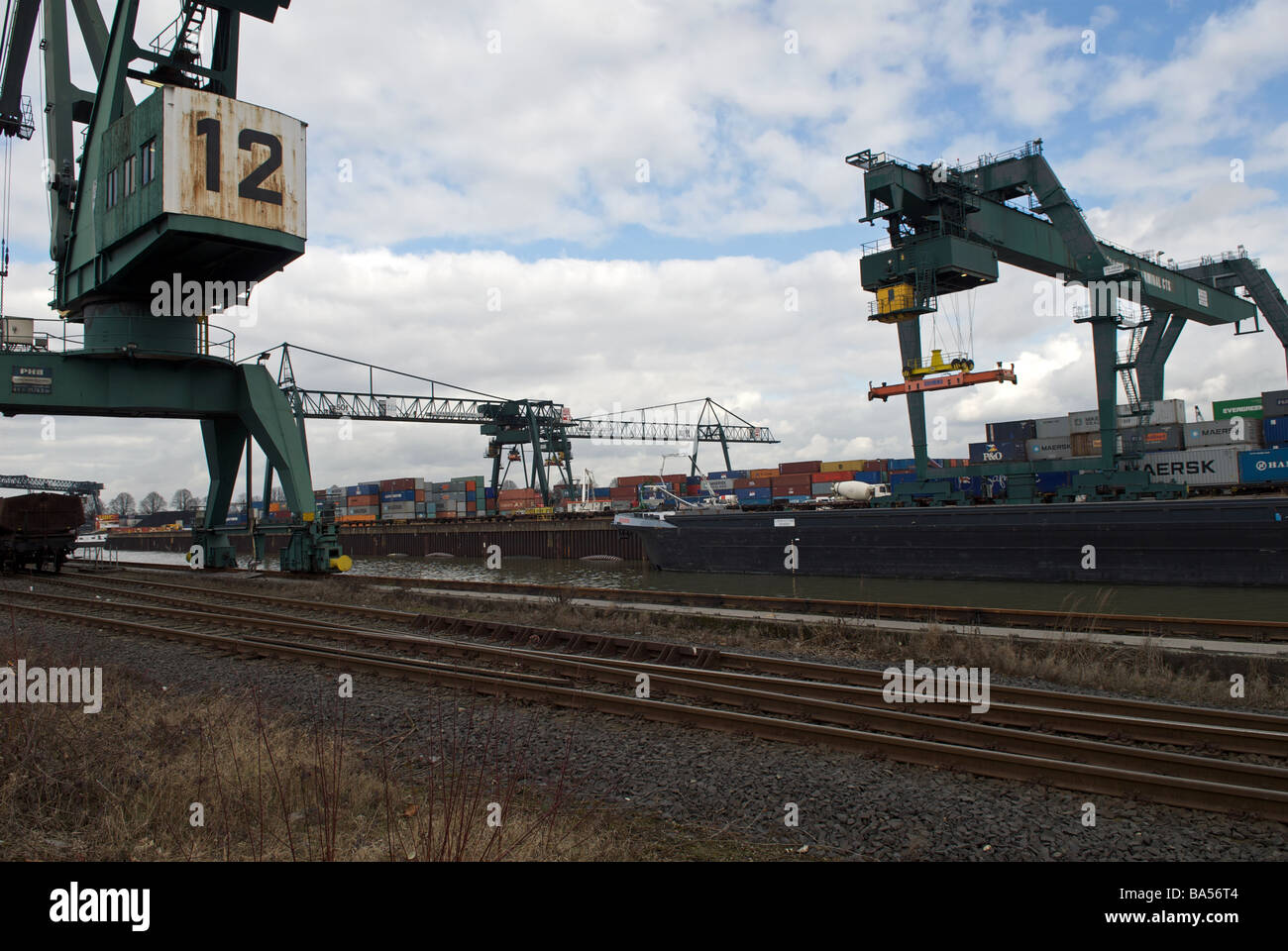 Quayside container cranes hi-res stock photography and images - Alamy