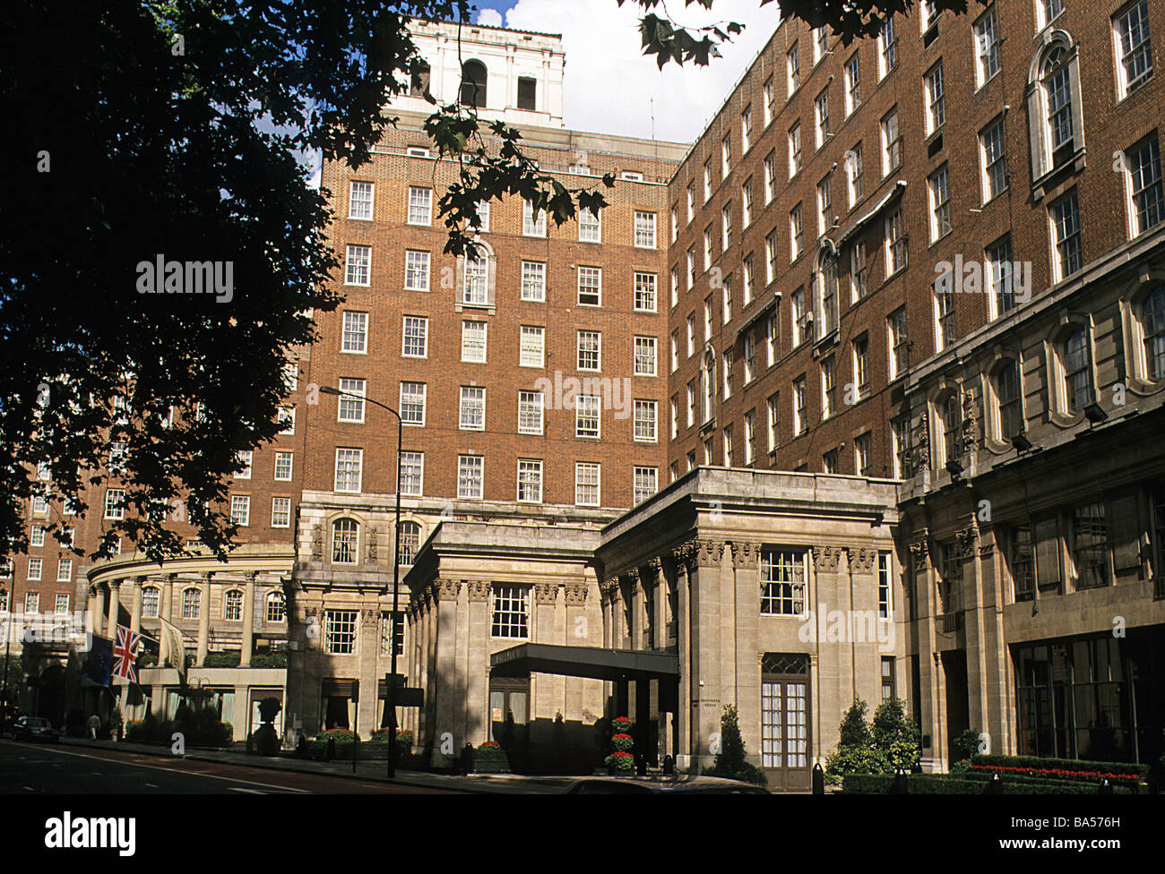 Park Lane, London W1. Grosvenor House Hotel and Apartment complex Stock ...
