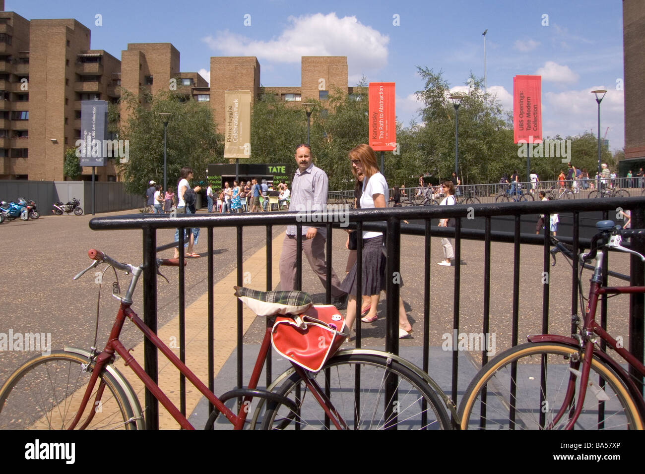 Street scene outside Tate Modern, Bankside, London, England, UK Stock ...
