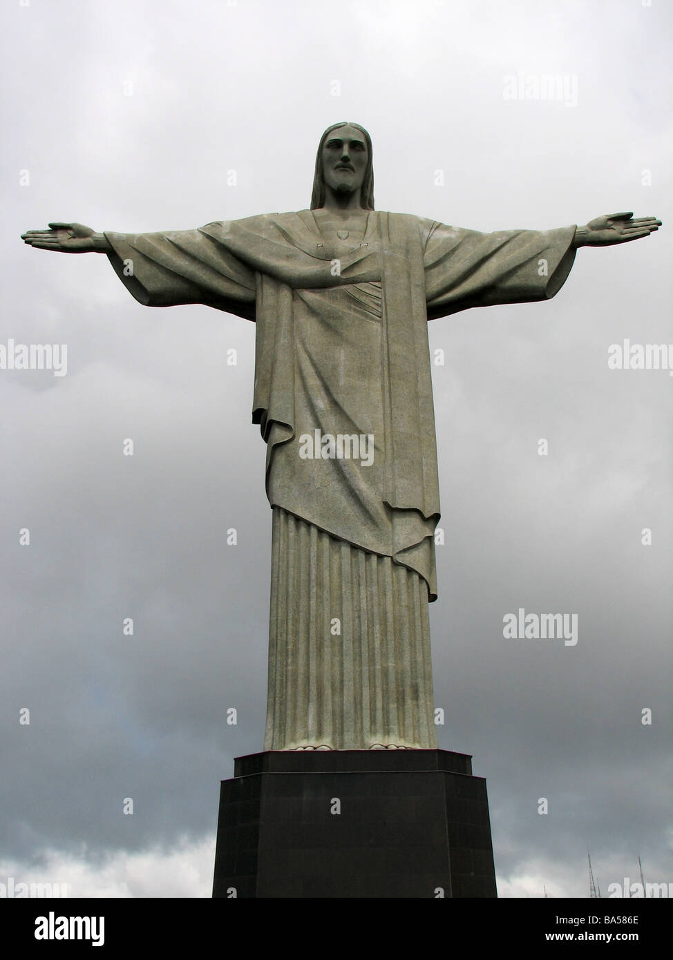 Christ the Redeemer status on Corcovado mountain overlooking Rio de ...