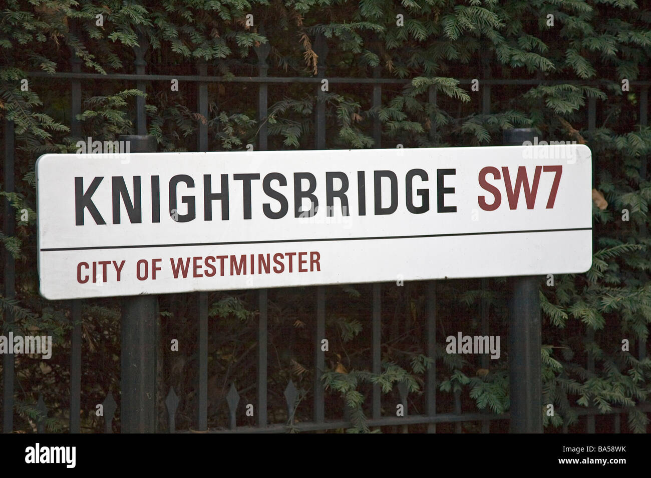Knightsbridge road sign in London Stock Photo - Alamy