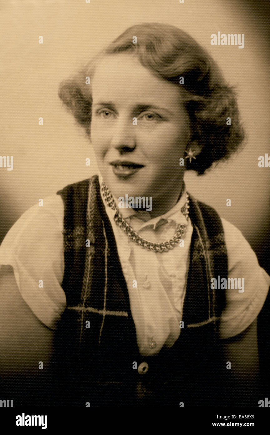 Woman approx hi-res stock photography and images - Alamy