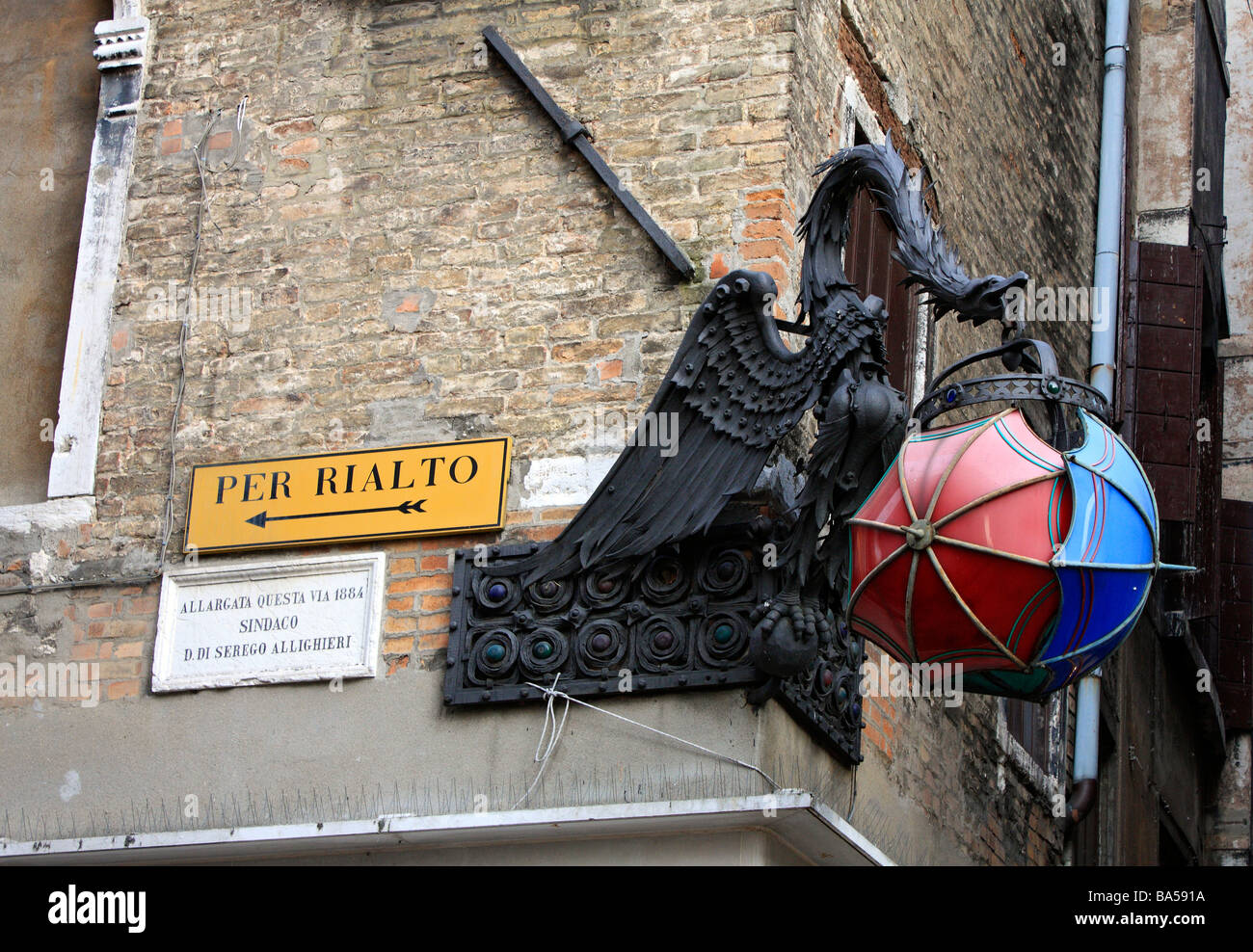The dragon lamp post and Per Rialto sign, Venice, Italy Stock Photo - Alamy