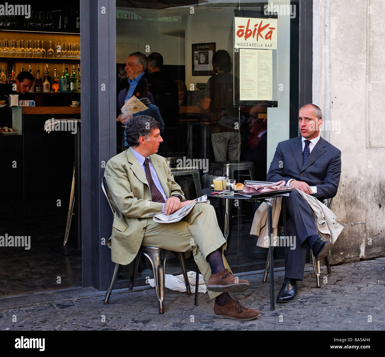 Pavement cafe in Campo de Fiori Rome Stock Photo - Alamy