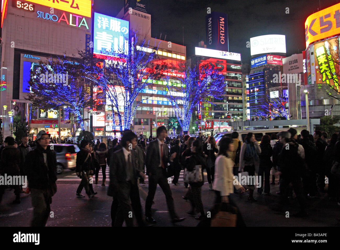 Shinjuku by night hi-res stock photography and images - Alamy