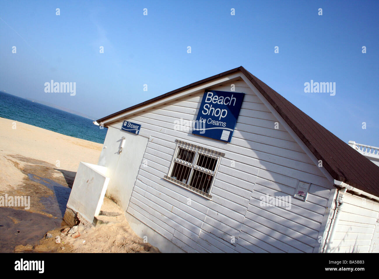 The beach hut shop hi-res stock photography and images - Alamy