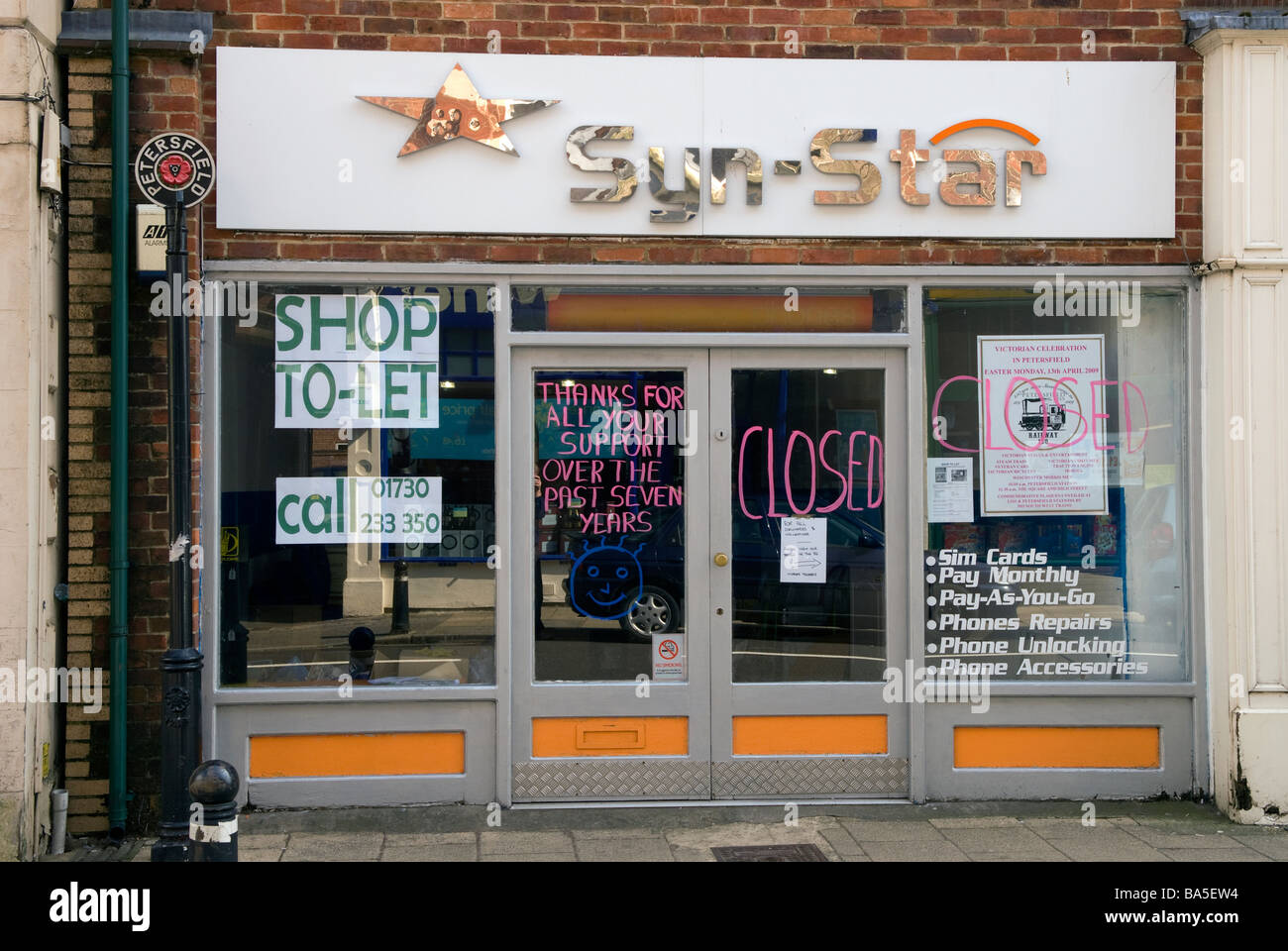 Shop displaying closed down sign, Petersfield, Hampshire UK Stock Photo ...