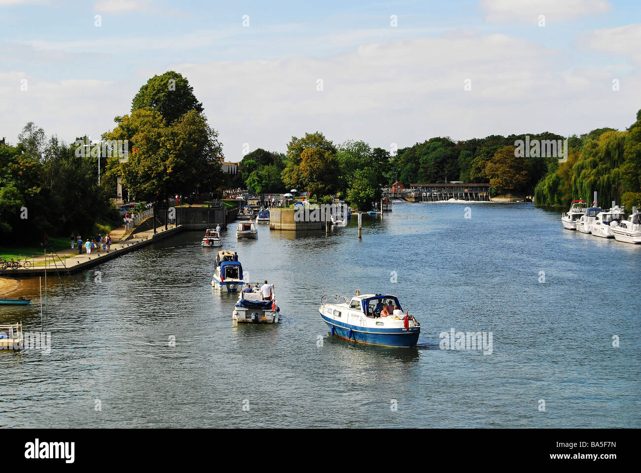 Boats line the River Thames Lock at Hampton Court Stock Photo - Alamy