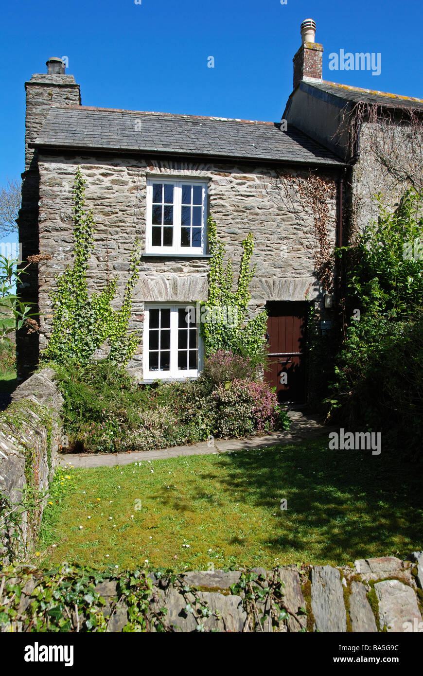Old stone cottage hi-res stock photography and images - Alamy