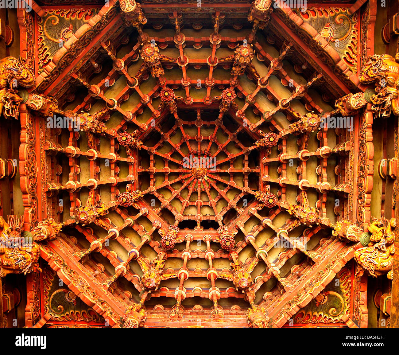 Detail of a Chinese wooden ceiling Stock Photo - Alamy